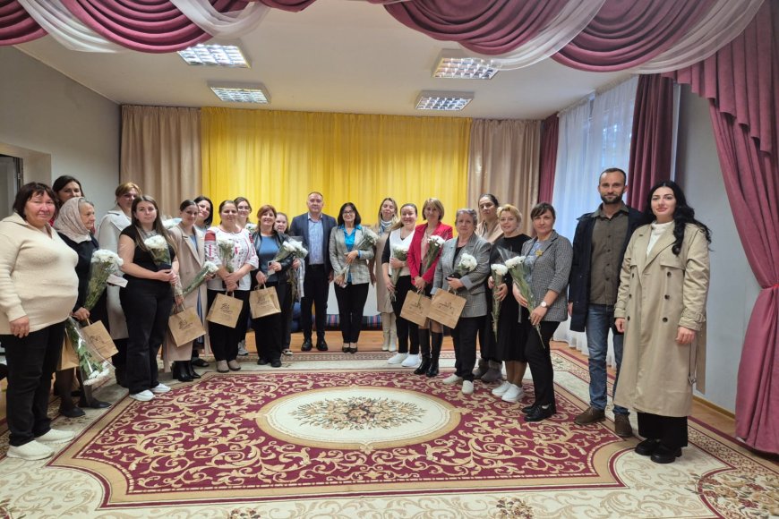 La mulți ani, dragi profesori! Vă mulțumim pentru dăruirea și pasiunea ...